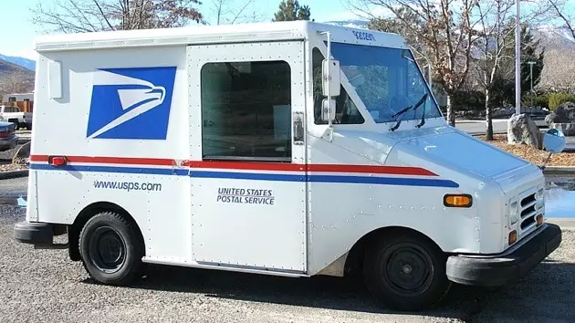 작은 전기 트럭은 미국으로 우편물을 전달하는 데 사용됩니다.