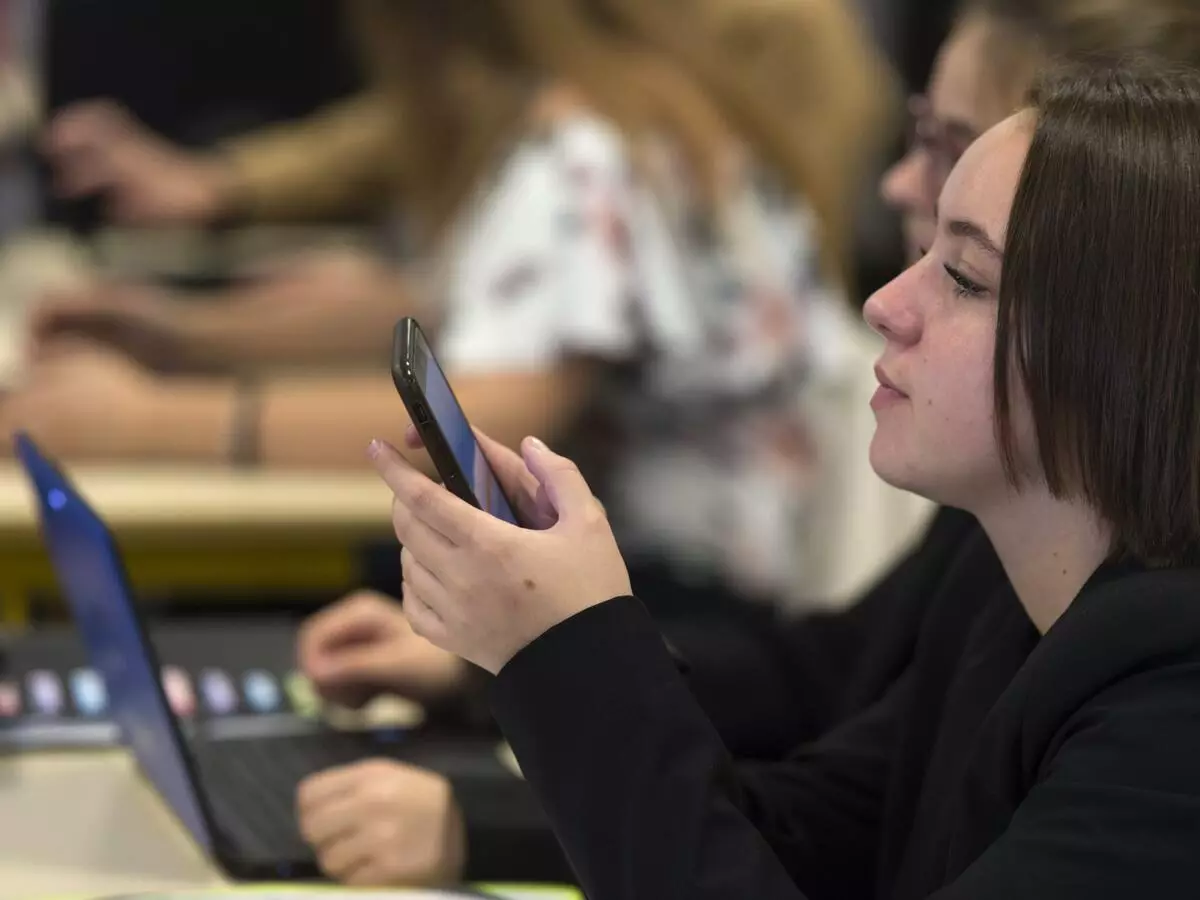 França irá banir telefones celulares nas escolas