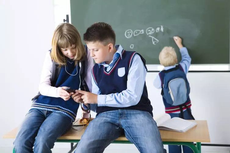 Prancūzija uždraudžia mobiliuosius telefonus mokyklose