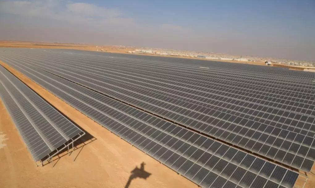 Central de energia solar no campo de refugiados na Jordânia