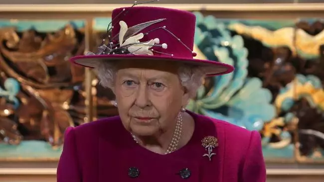 Кралицата ја забранува употребата на пластика
