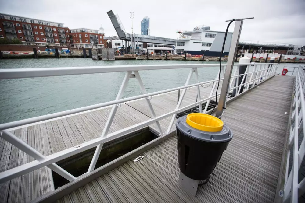 جمع کننده زباله شناور به کار در انگلستان می رود