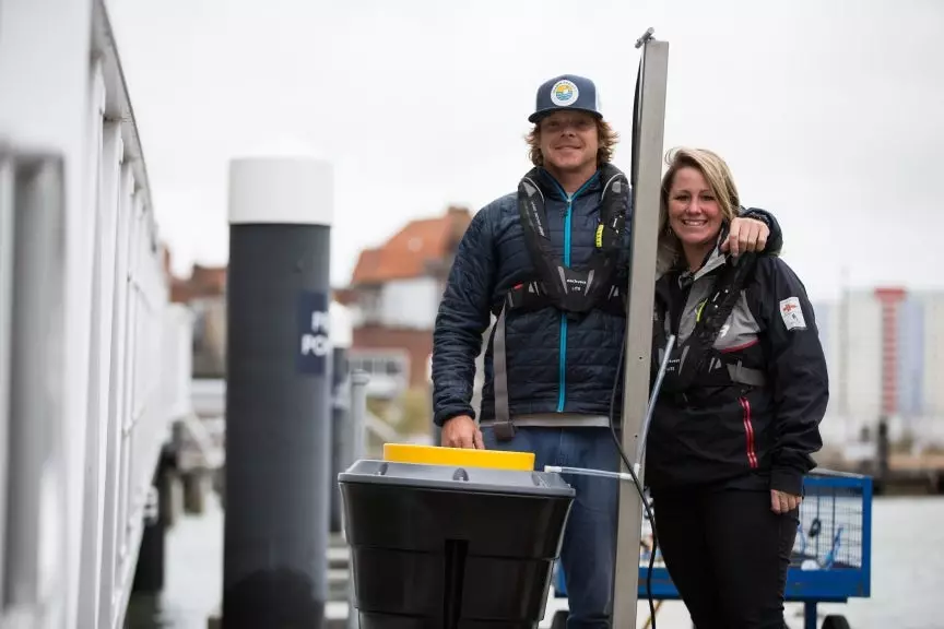 Colectorul de gunoi plutitor merge la locul de muncă în Marea Britanie