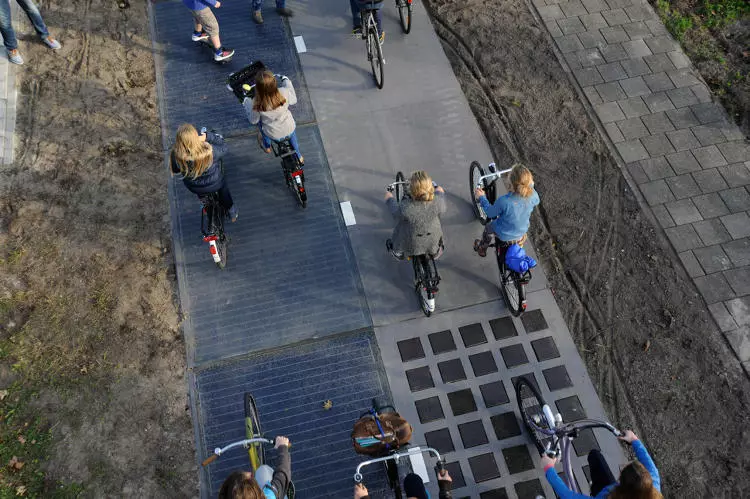 La primera pasarela solar del mundo para los ciclistas genera más energía de lo esperado.