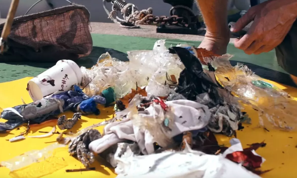 Kolektor sampah ngambang ngumpulkeun limbah plastik di sagara