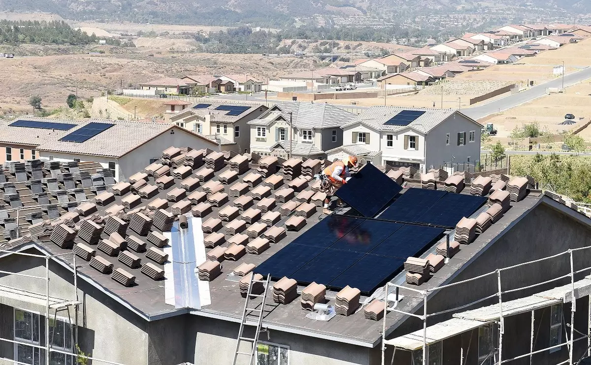 Калифорниядағы жаңа заң: орнату үшін күн панельдері қажет