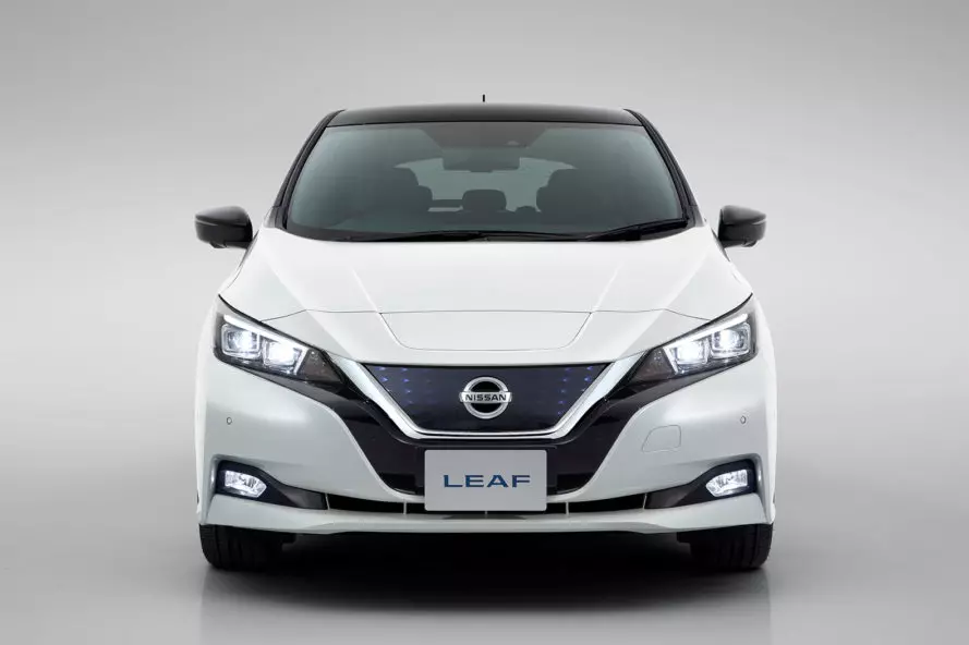 Жаңы электр унааларынын ээлери үчүн акысыз энергия Nissan Leaf