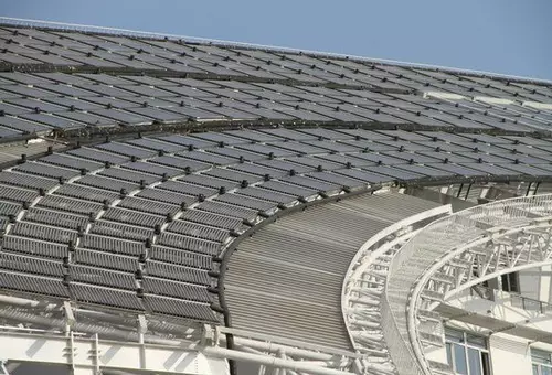 Çatının ve duvarların yüzeyi güneş panelleriyle kaplıdır.