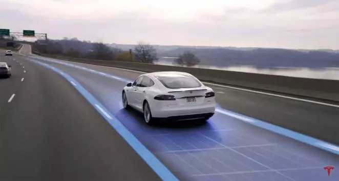 Tesla demonstrerer 3 funksjoner av selvstyrte biler: utfordring, autopilot og bilparkering. FacePla.net Siste økologi Nyheter