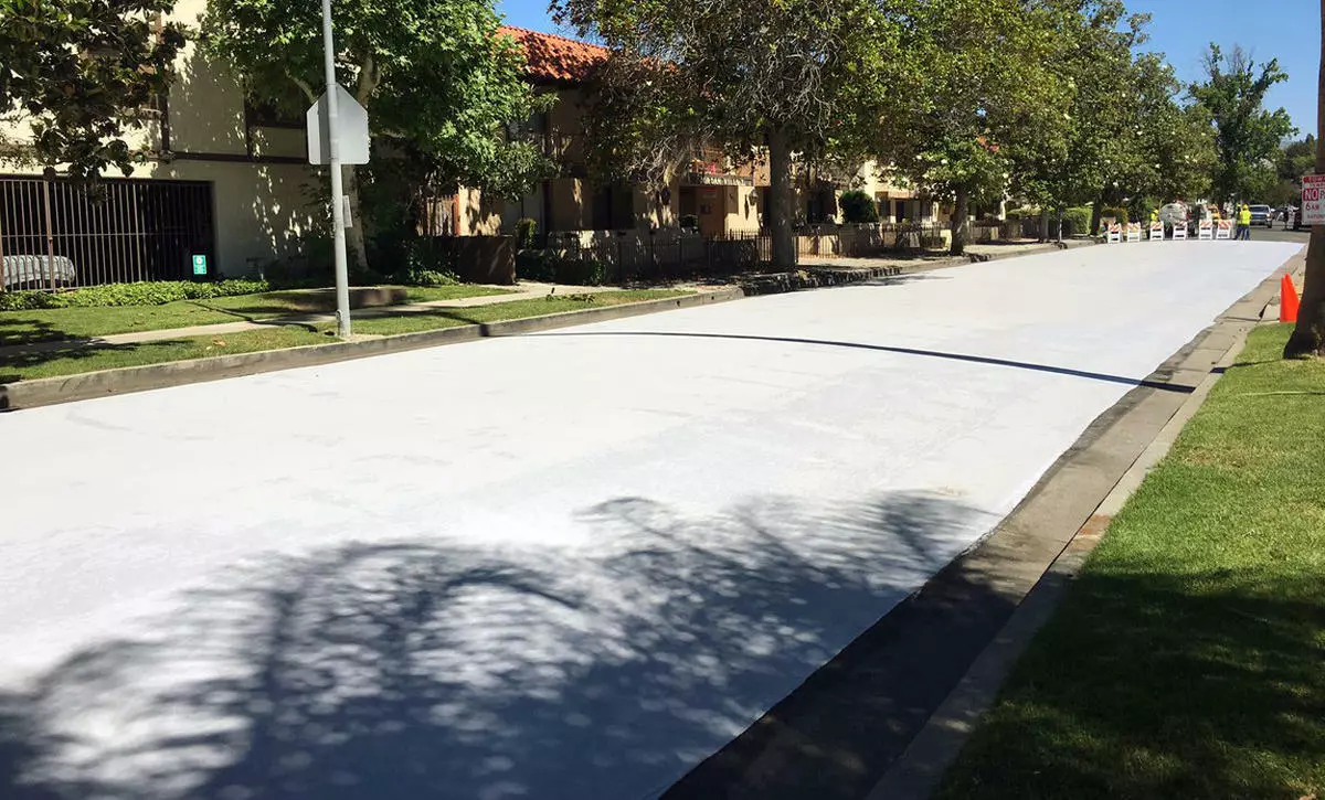 Why does Los Angeles paint their streets in white?