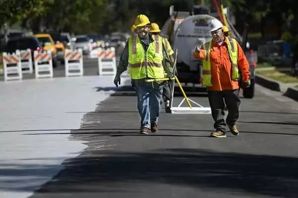 Perché Los Angeles dipinge le loro strade in bianco?