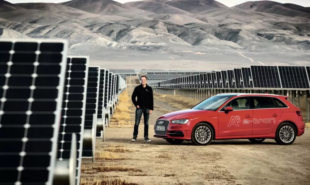 Nové Audi auto s střechou slunce