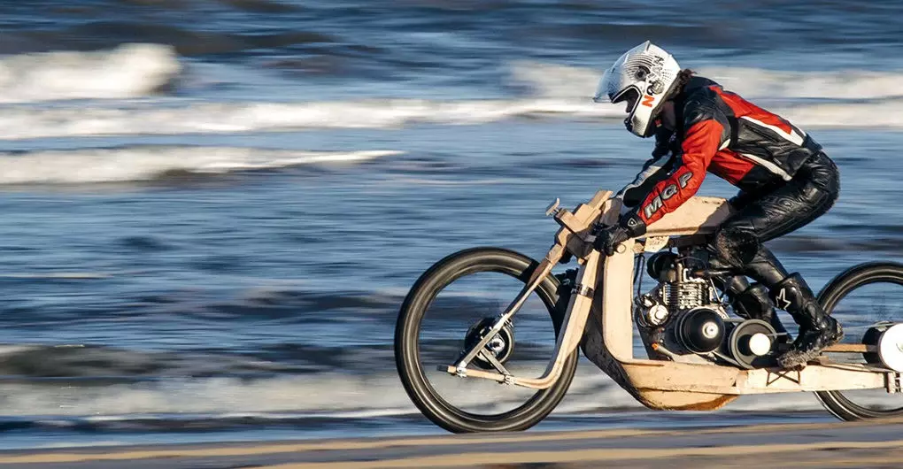 Motocicleta que opera sobre algues