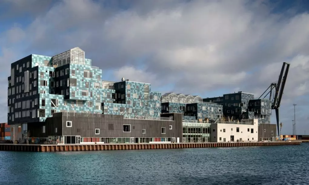 בית הספר בדנמרק מכוסה במלואם עם פאנלים סולאריים