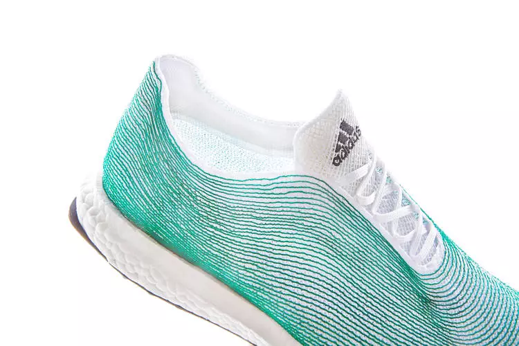 Adidas skabte disse sneakers helt fra Ocean Plastic Affald