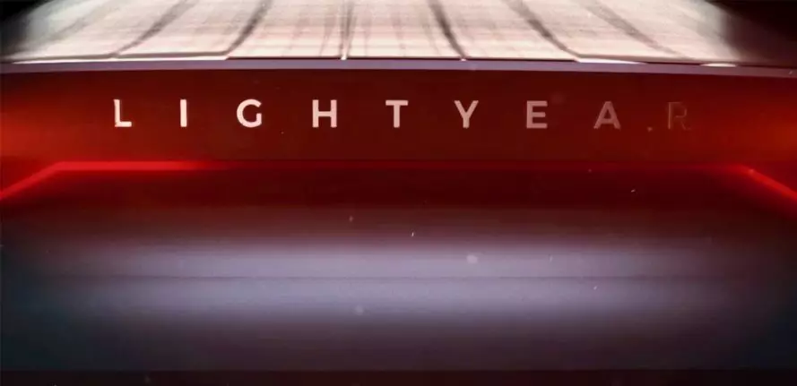 Lightyear paraqet një makinë me diell me një distancë prej 800 km