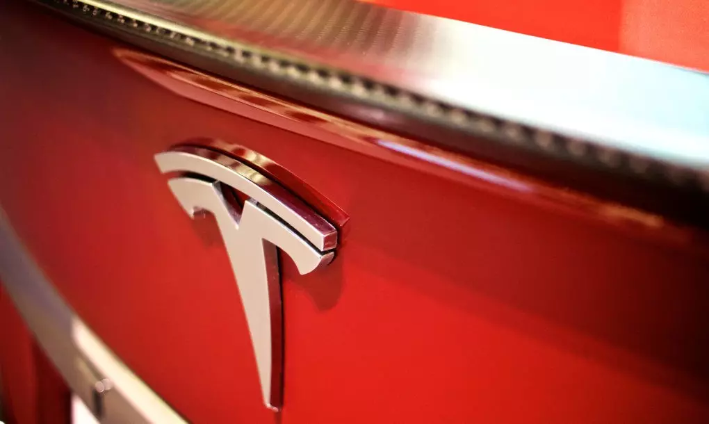 Gibuksan sa Tesla ang kompanya sa pag-recycling sa baterya?
