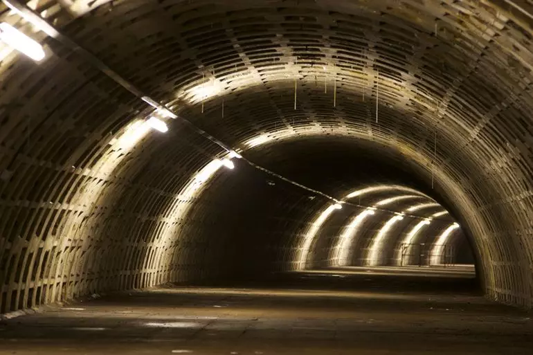 Kevirên jêrzemînê li Tunnelên Londonê hiştin