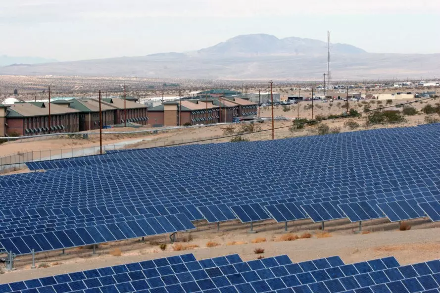 Nosotros recibimos el 10% de su energía con la luz solar y el viento.