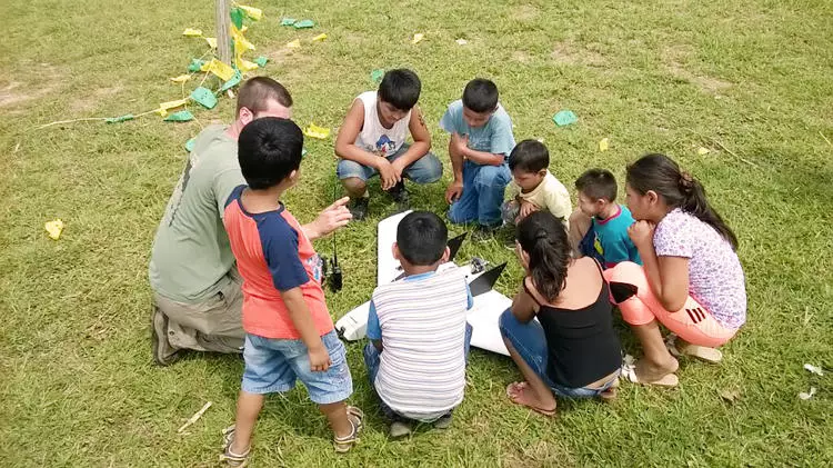 Drone berpatroli di Hutan Amazon dengan udara