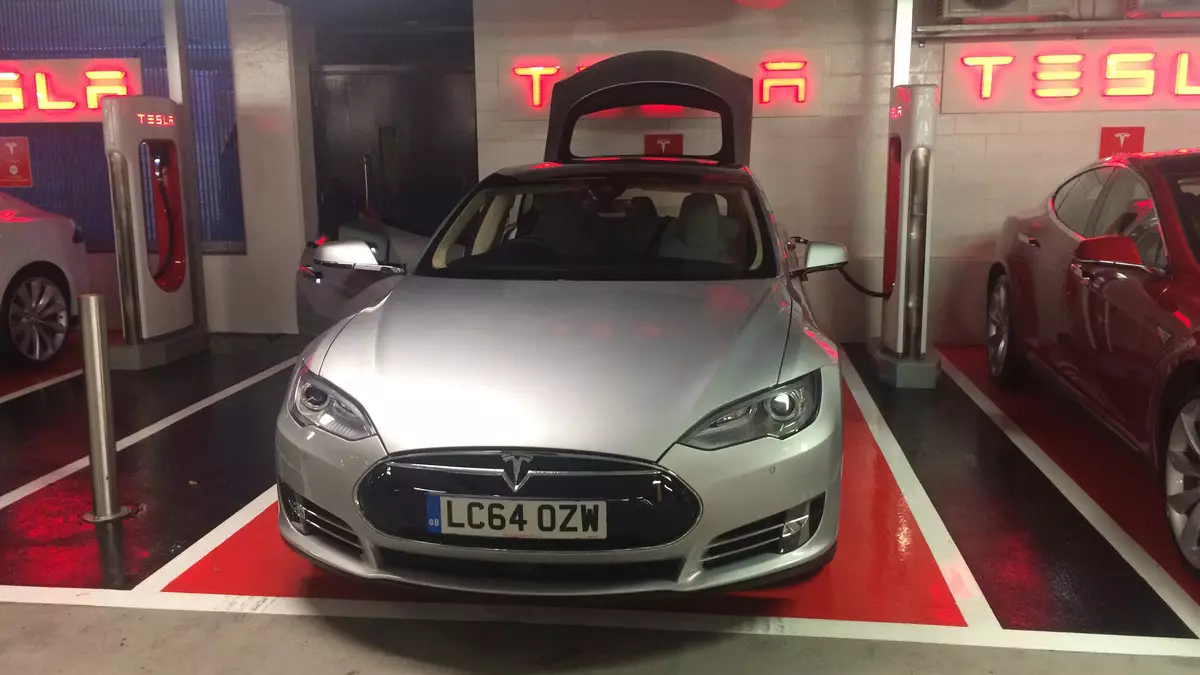 Tesla Supercharge Station in Londen