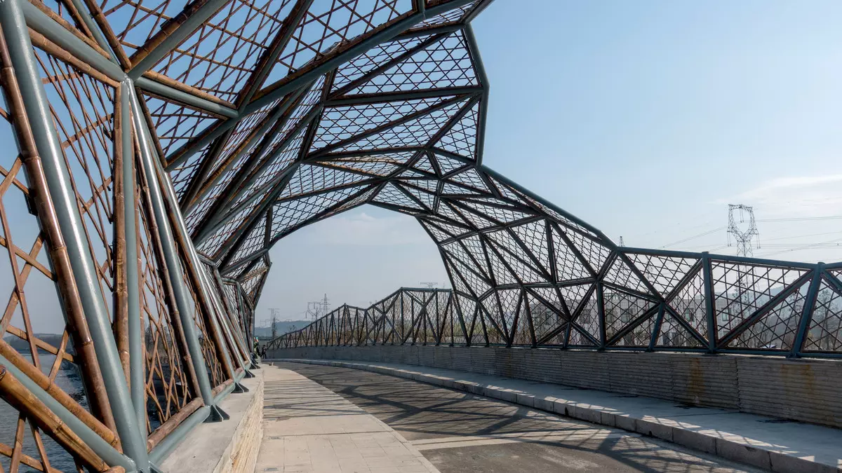 Elegante puente de bambú decore la antigua ciudad china