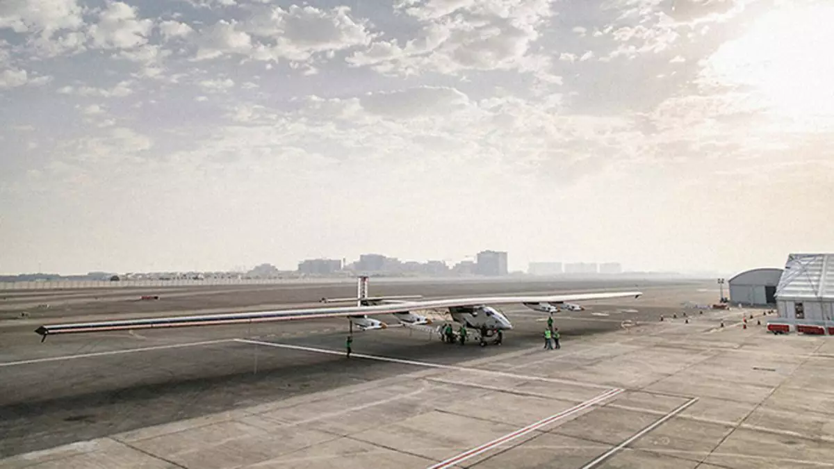 Airplane solaire Solar Impulse 2 s'écrase dans un voyage rond-the-world