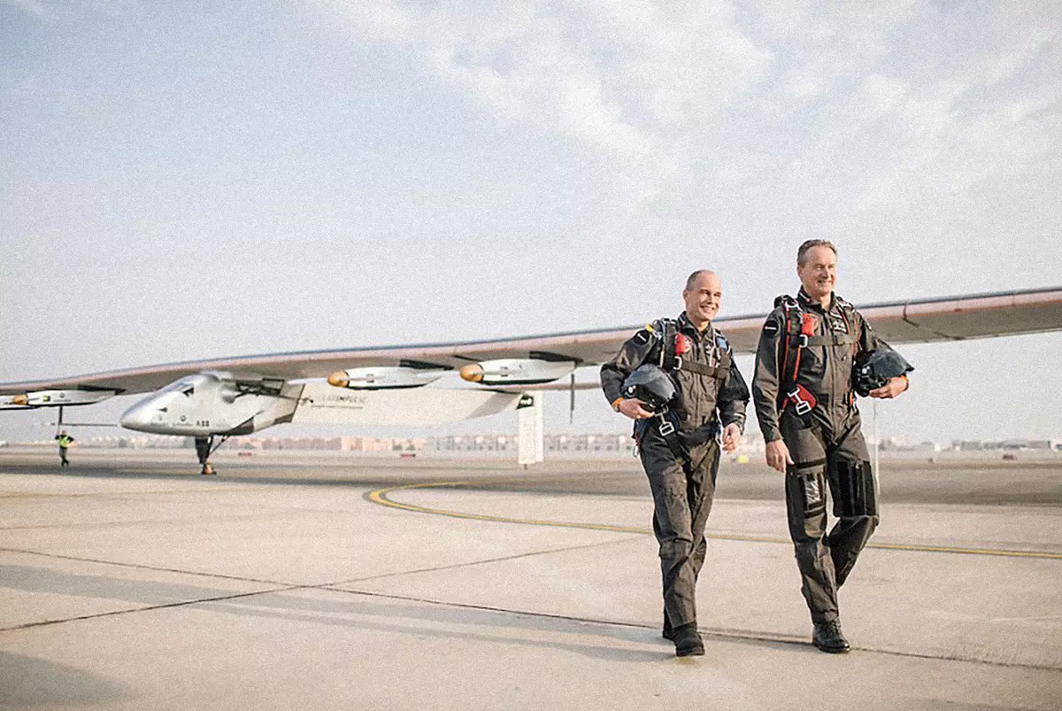 Solar Airplane Solar Impulse 2 ineenstort in 'n ronde-die-wêreld reis