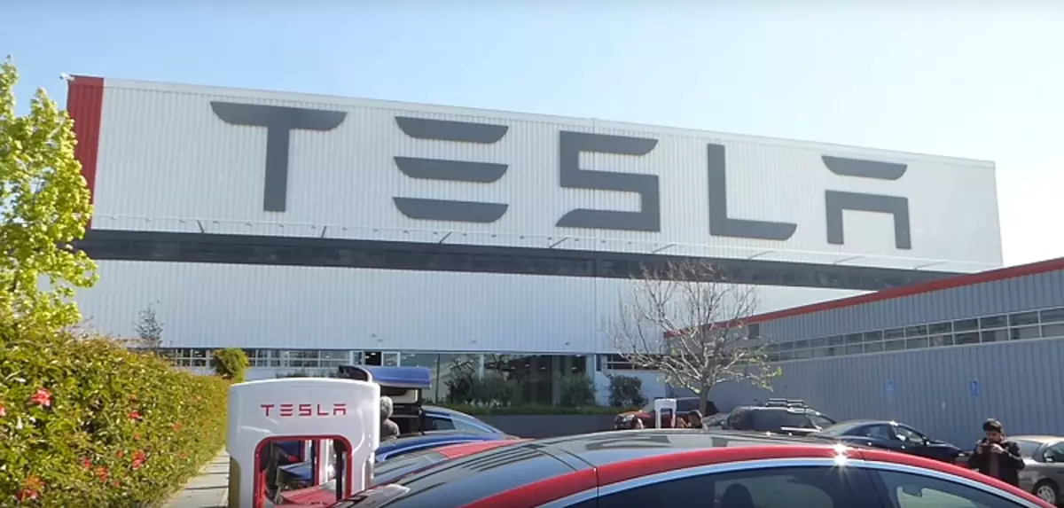 Tesla-fremont-Factory-1-E1462116797517