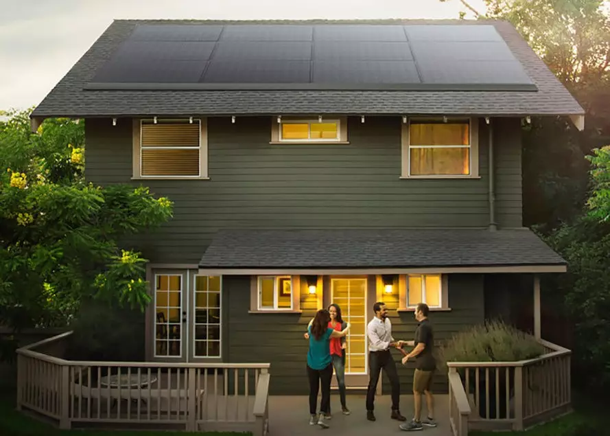 Tesla menyajikan panel surya baru untuk atap