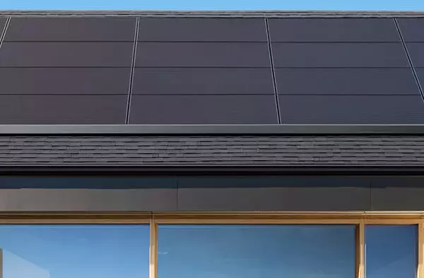 טסלה מציגה לוחות סולאריים חדשים לגגות