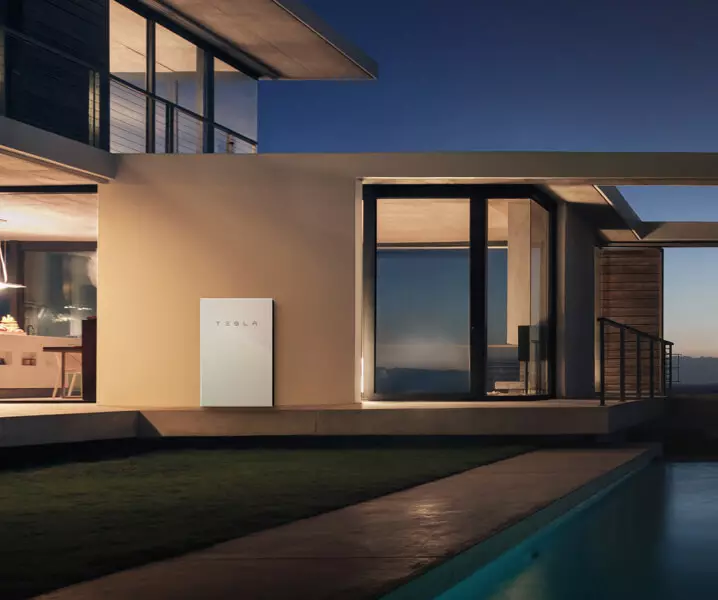 Tesla présente de nouveaux panneaux solaires pour les toits