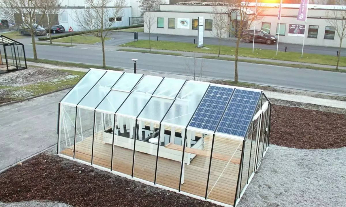 Solar Aquaponic Greenhouse produseer tot 400 kg produkte per jaar