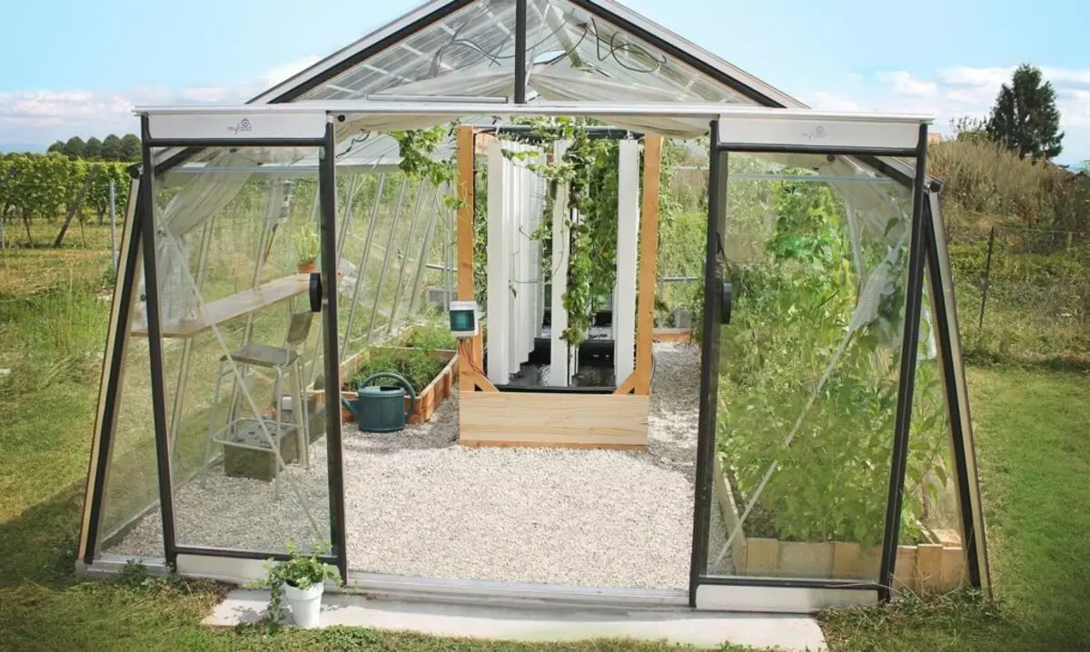 Solar Aquaponic Greenhouse produseer tot 400 kg produkte per jaar