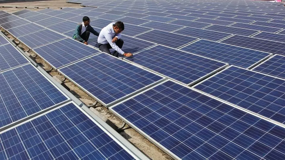 بھارت شمسی توانائی کے پودوں کی تعداد کو شکست دیتا ہے