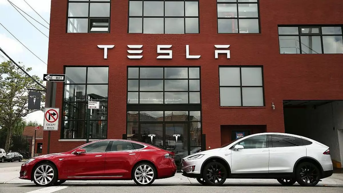 Tesla oferuje ubezpieczenie na żywotność dla swoich samochodów
