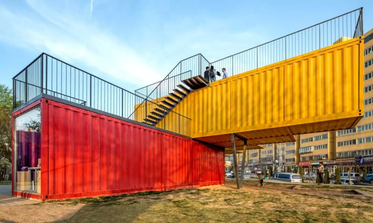 Cargo-containers veranderen in een kleurrijk kantoor en een tentoonstellingszaal in China