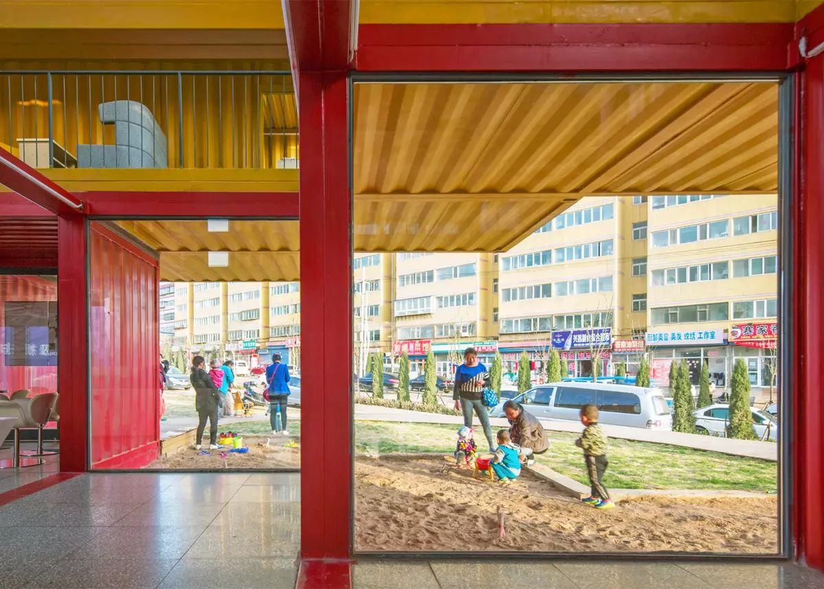 Cargo-containers veranderen in een kleurrijk kantoor en een tentoonstellingszaal in China