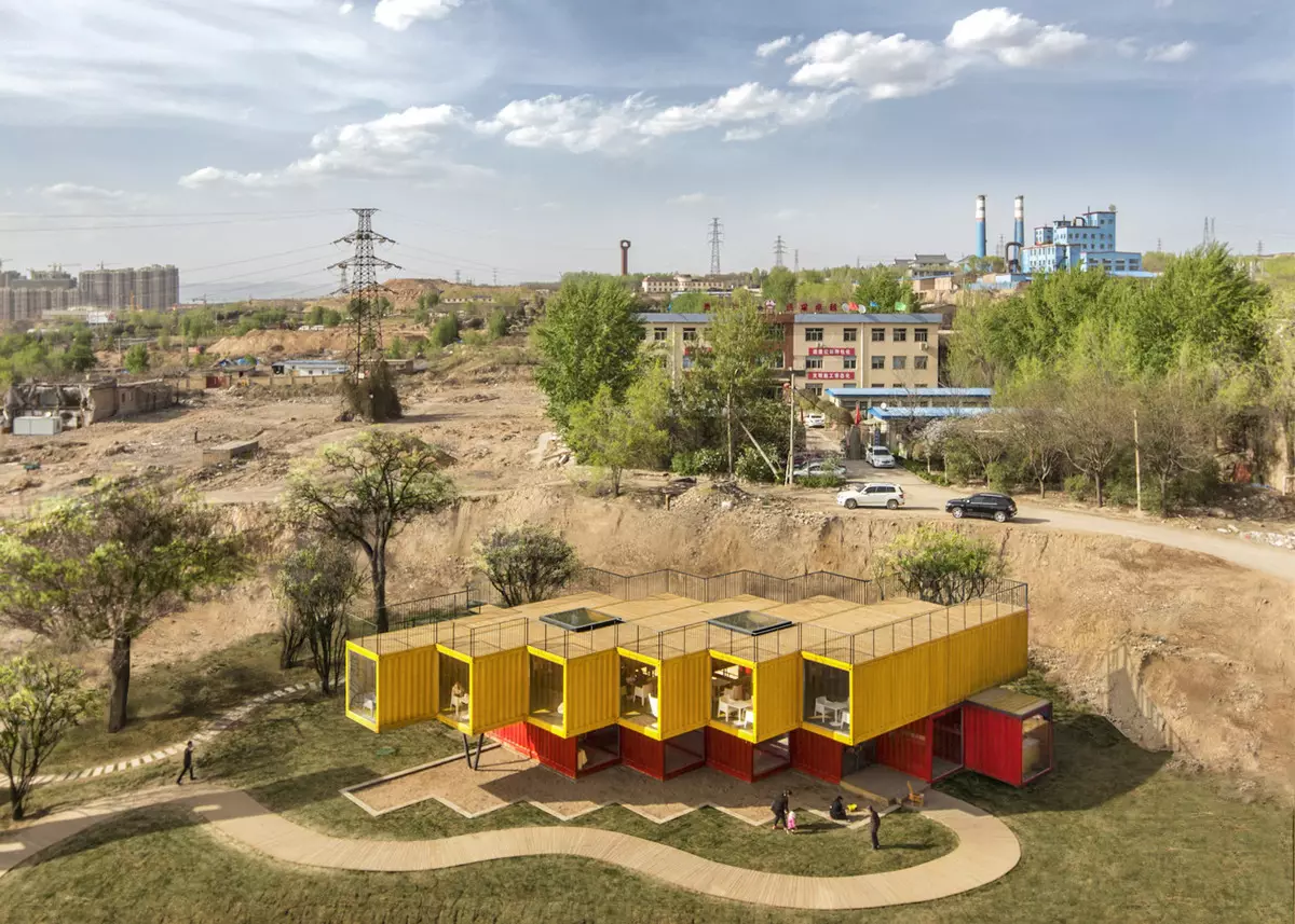 Los contenedores de carga se convierten en una oficina colorida y una sala de exposiciones en China