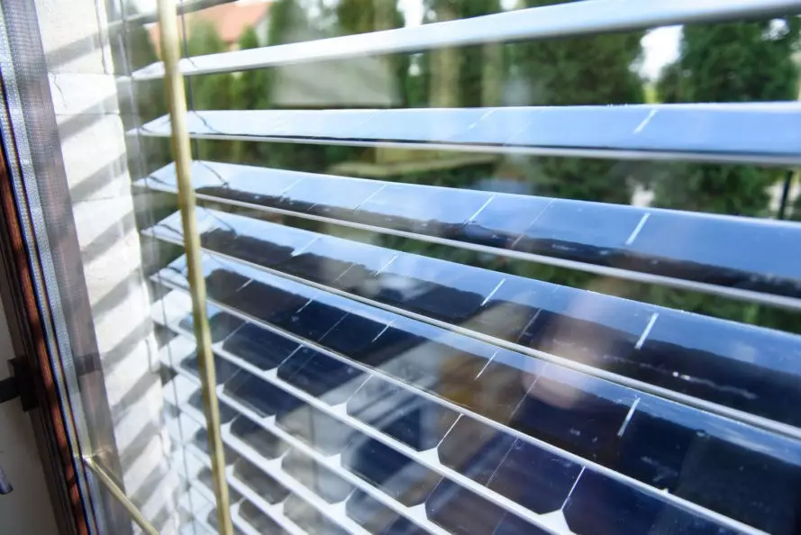 תריסים סולאריים לסגור את החלונות לייצר אנרגיה טהורה
