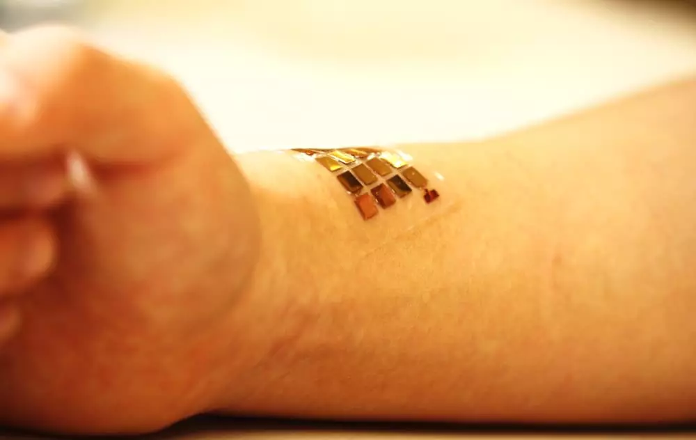 Zelf-operationele batterij strekt zich uit op de huid voor het opladen van draagbare apparaten