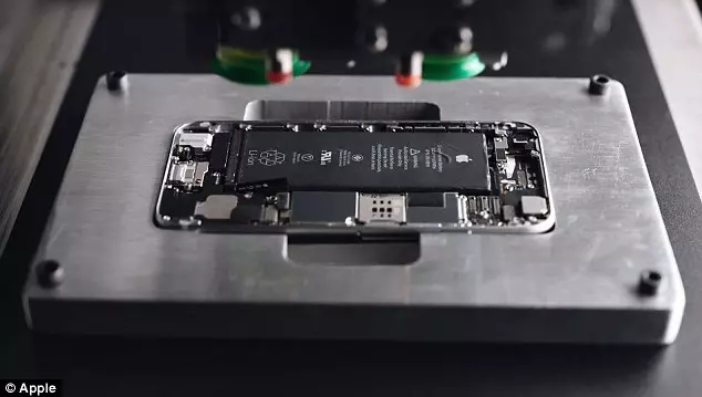 Apple გააცნო რობოტი disassembling iPhone გადამუშავების