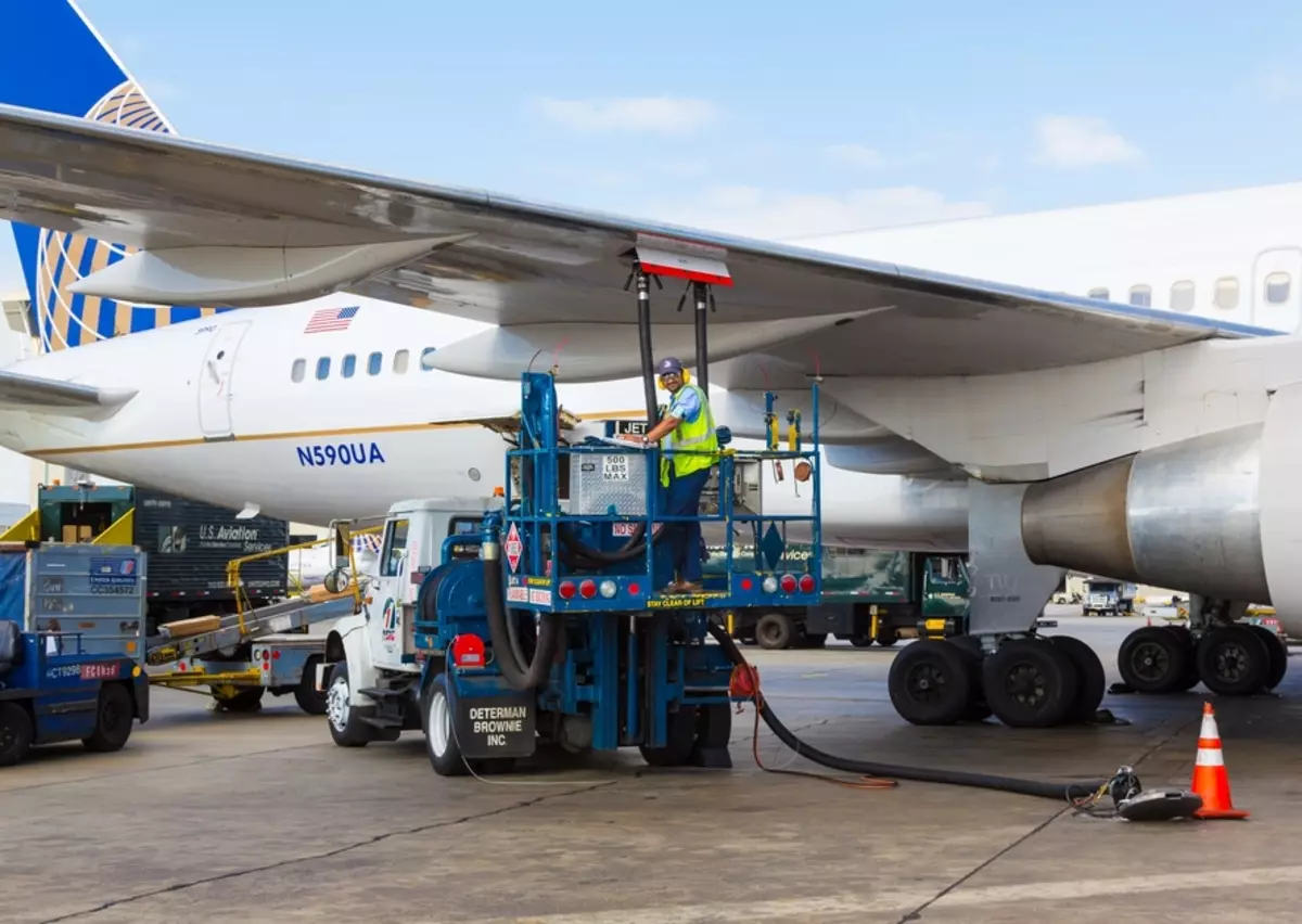 Ang United Airlines naglunsad og regular nga mga paglupad sa Bio-Fuel