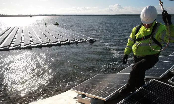 Byggandet av den största flytande solkraftverket i Europa