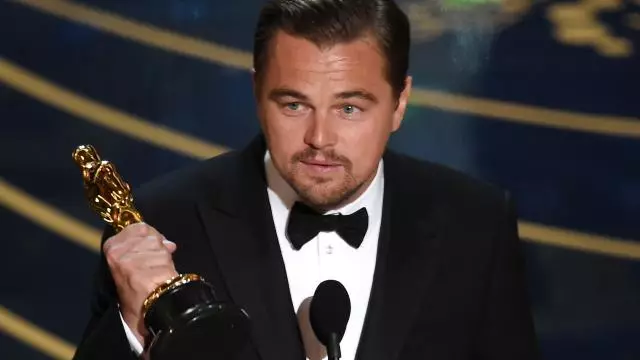 Leonardo di Caprio përdor një Oskar për të diskutuar problemin e ndryshimeve klimatike. Facepla.net Lajmet e fundit ekologjike