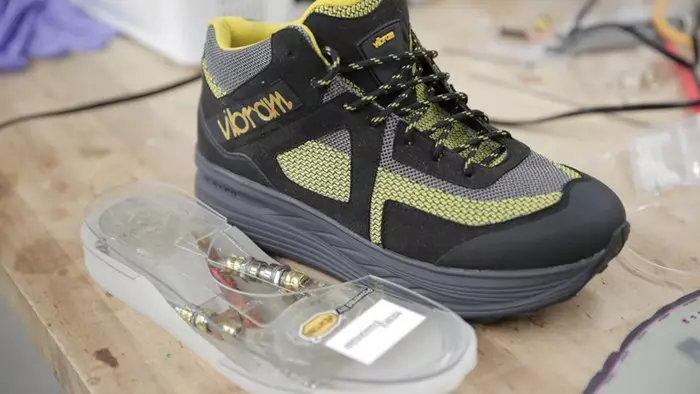 Обувките събира кинетична енергия за зареждане на мобилни устройства. Pactpla.net Последни екологични новини