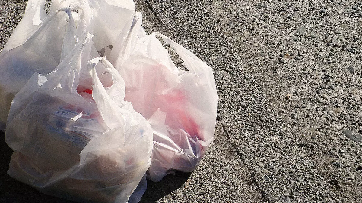 In Inghilterra, i sacchetti di plastica rubano invece di pagare le tasse