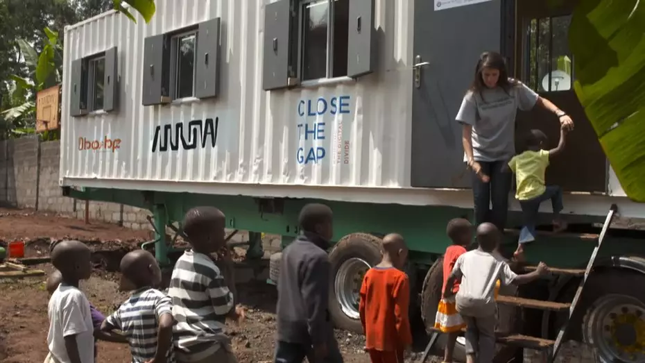 DigiTruck: шкільний клас в сонячному контейнері в Африці