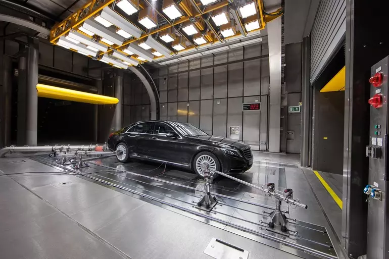 Mercedes Lehenak autoak CO2 hozgarri gisa askatuko ditu.
