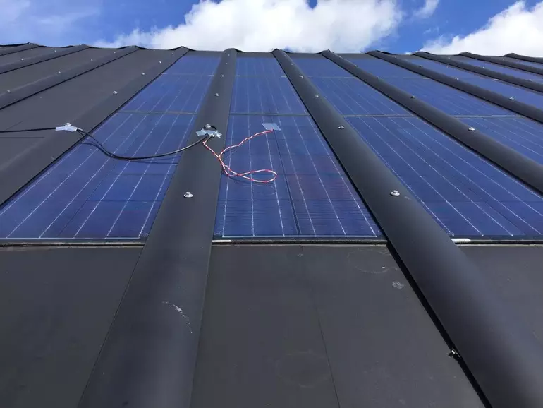 سیستم سقف خورشیدی ترکیبی از لوله های حرارتی برای بهبود کارایی استفاده می کند